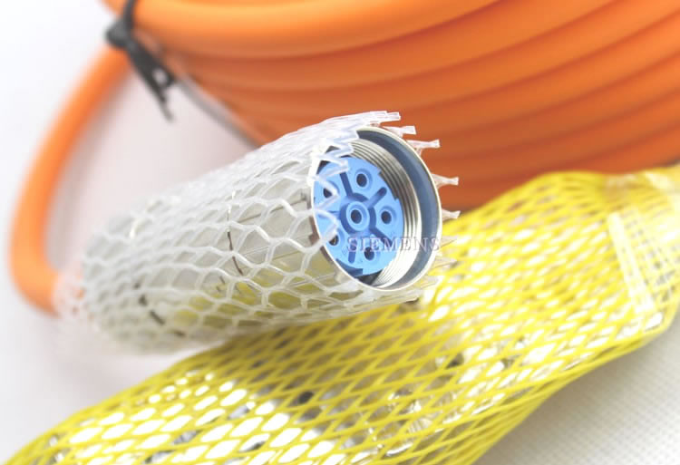 Custom-Made Pre-assembled cables for SINAMICS V90 - PLCs Kit