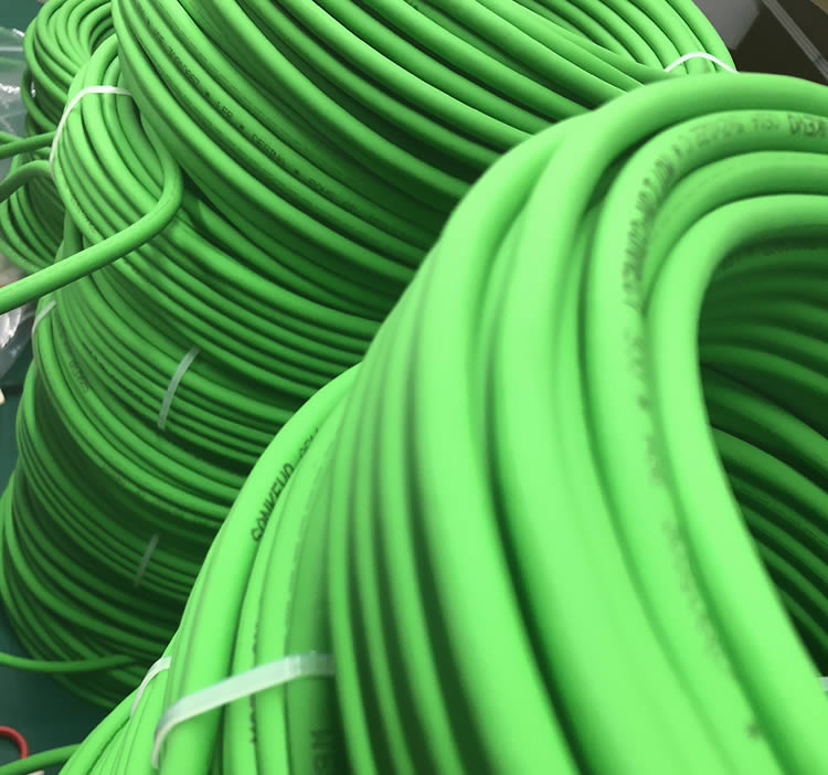 Custom-Made Pre-assembled cables for SINAMICS V90 - PLCs Kit