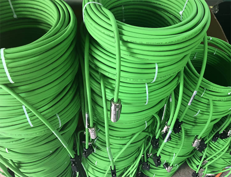 Custom-Made Pre-assembled cables for SINAMICS V90 - PLCs Kit