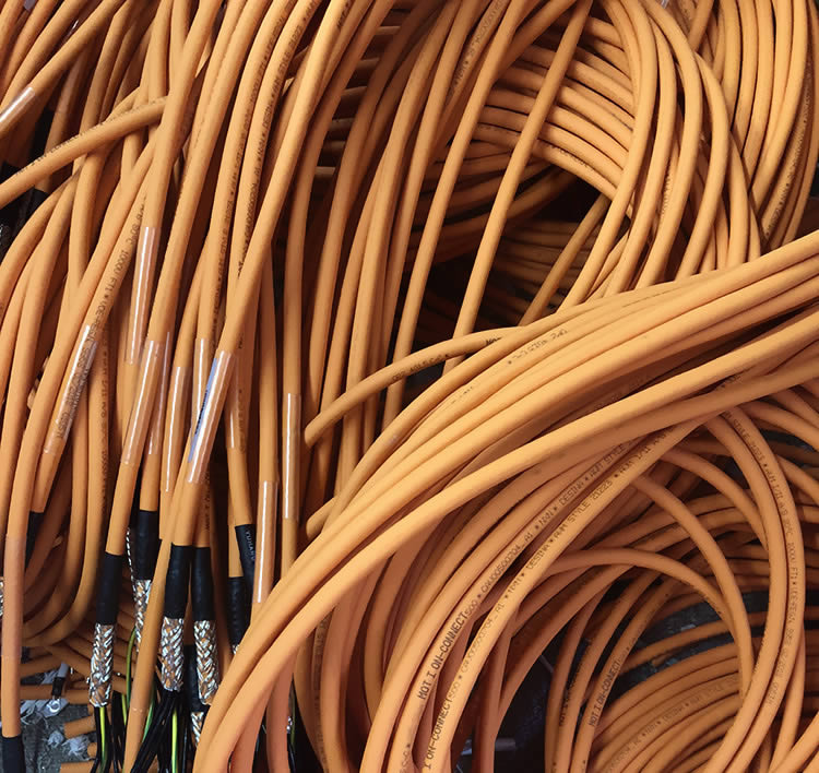 Custom-Made Pre-assembled cables for SINAMICS V90 - PLCs Kit